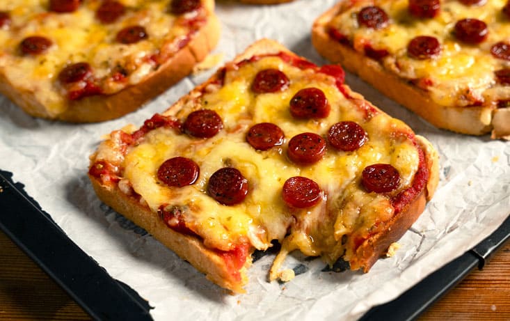 Pizzamackor med mini-korv på Jättefranska - Recept | Pågen